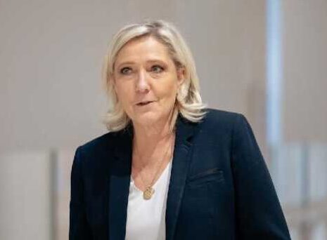 Présidentielle : “Extrêmement combative”, Marine Le Pen ne “renonce ...